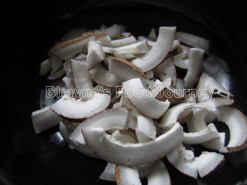 2 Easy Ways to Remove Coconut from Shell and Make Dried Coconut ...